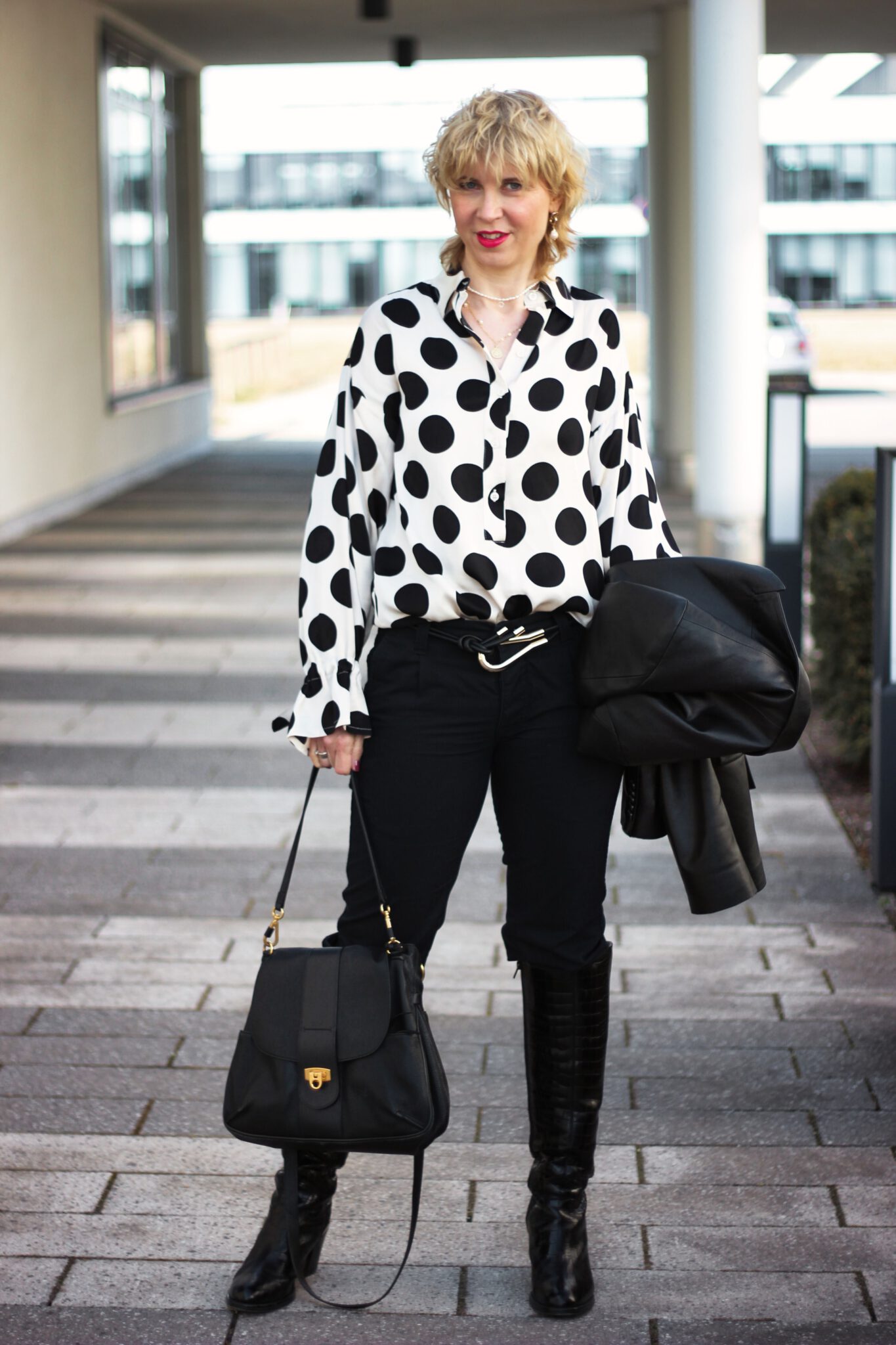 Bluse mit großen Punkten: Ein Trend im Sommer 2022